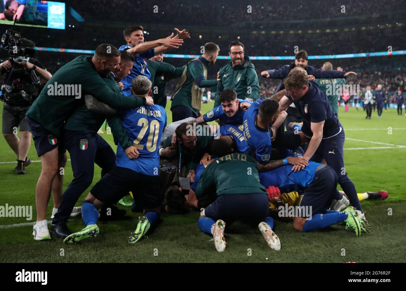 Italy celebrate winning the UEFA Euro 2020 Final at Wembley Stadium ...