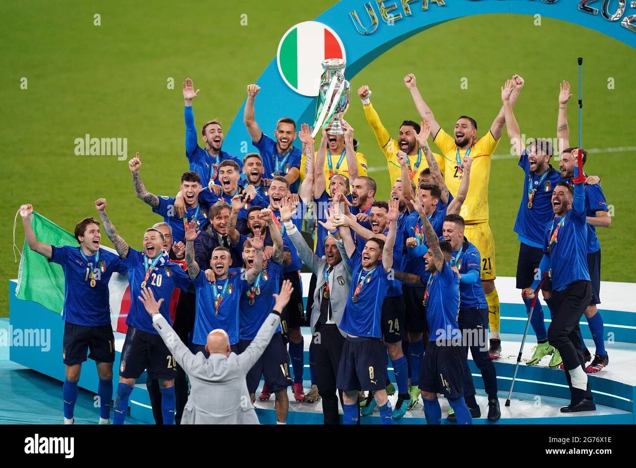 Italy Captain Giorgio Chiellini lifts the UEFA Euro 2020 Trophy ...