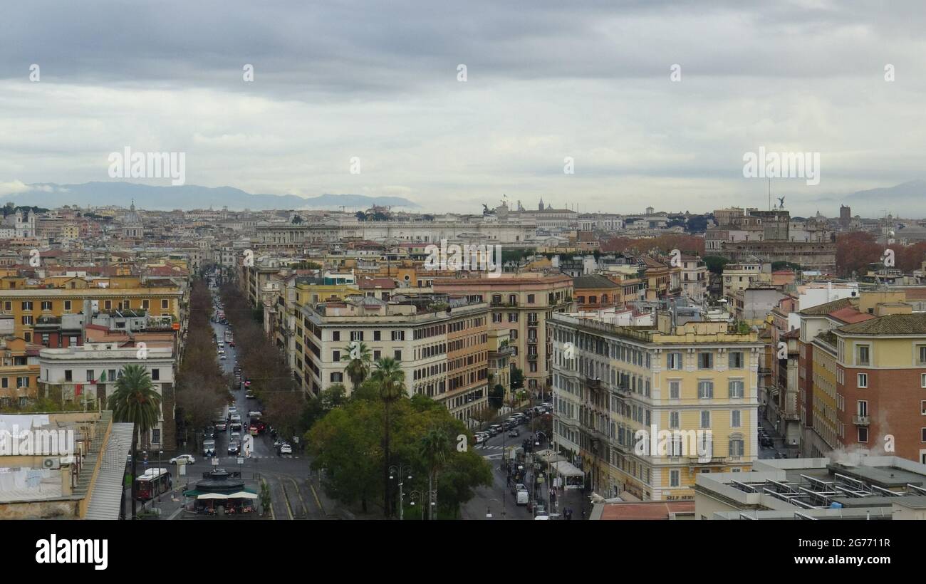 Rome streetscape hi-res stock photography and images - Alamy