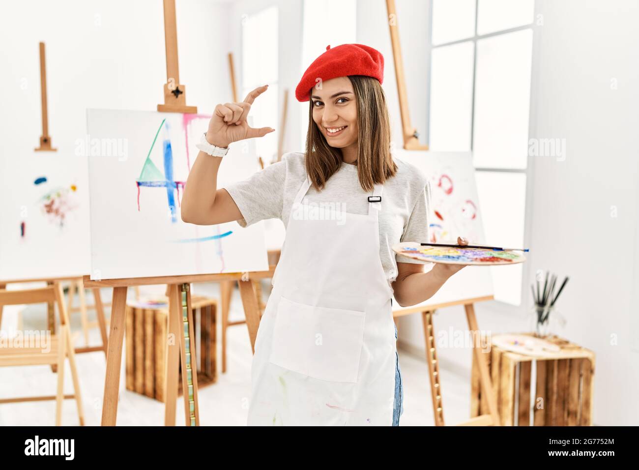 Artist measuring thumb hi-res stock photography and images - Alamy