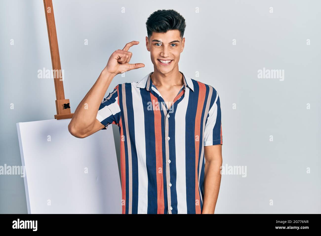 Artist measuring thumb hi-res stock photography and images - Alamy