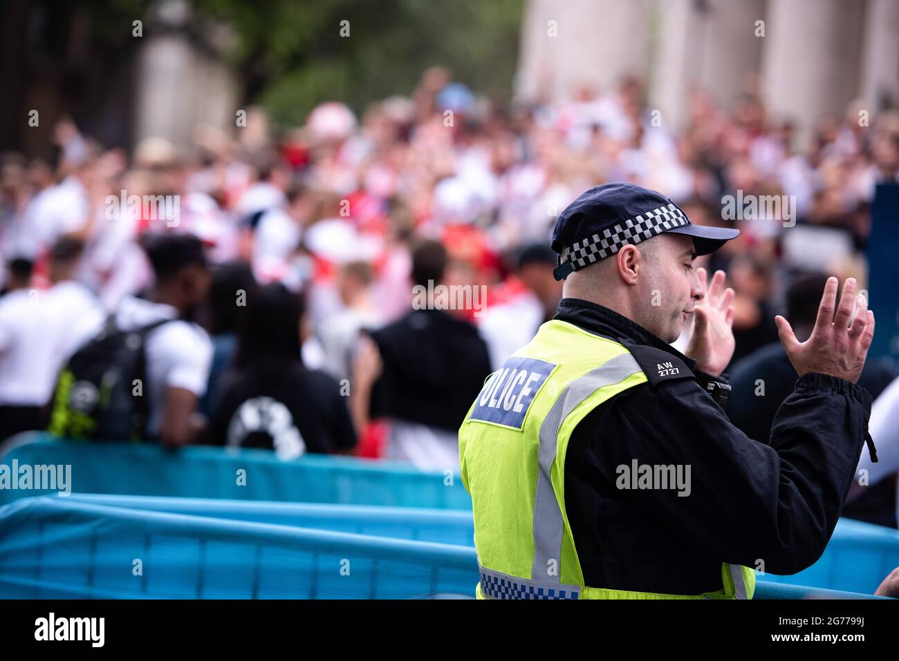 Football fans celebrate in trafalgar square hi-res stock photography ...
