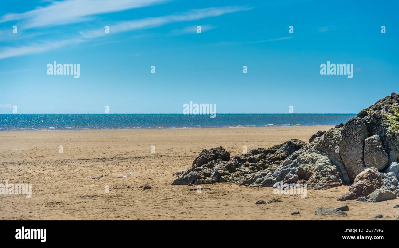 Llansteffan beach blue sky beach hi-res stock photography and images ...