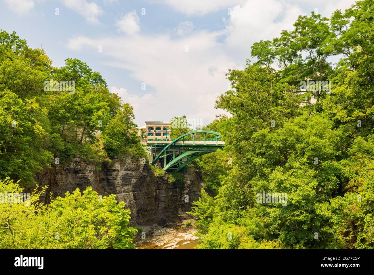 Green metal bridge hi-res stock photography and images - Alamy