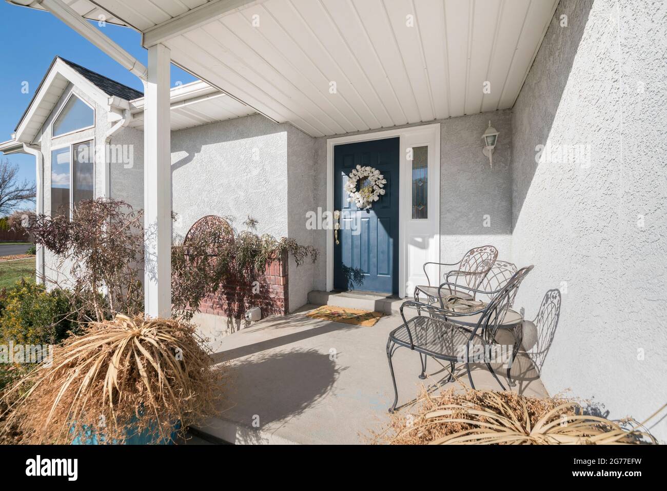 Exterior of a house with front yard garden with withered plants Stock ...