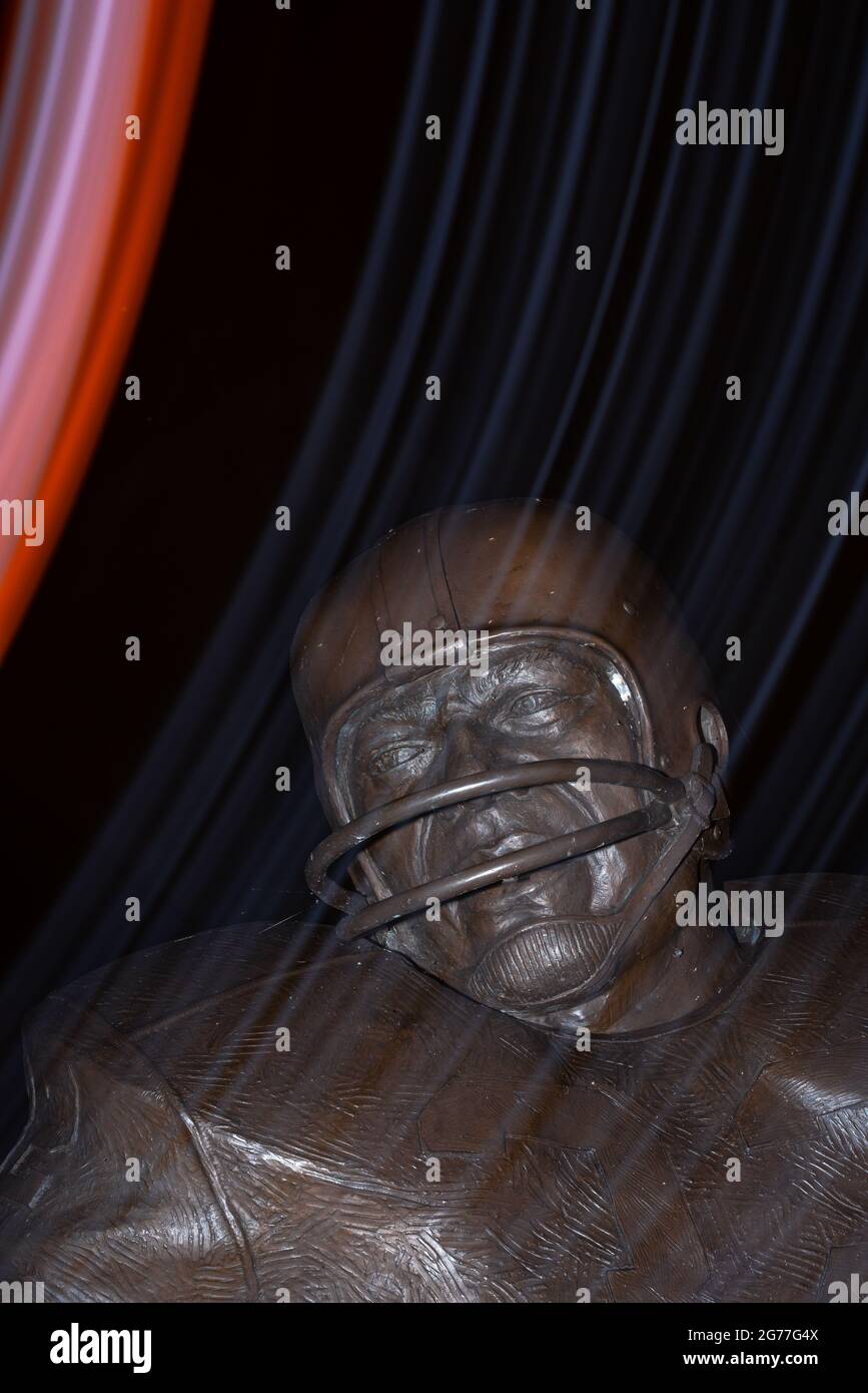 Jim brown statue hi-res stock photography and images - Alamy