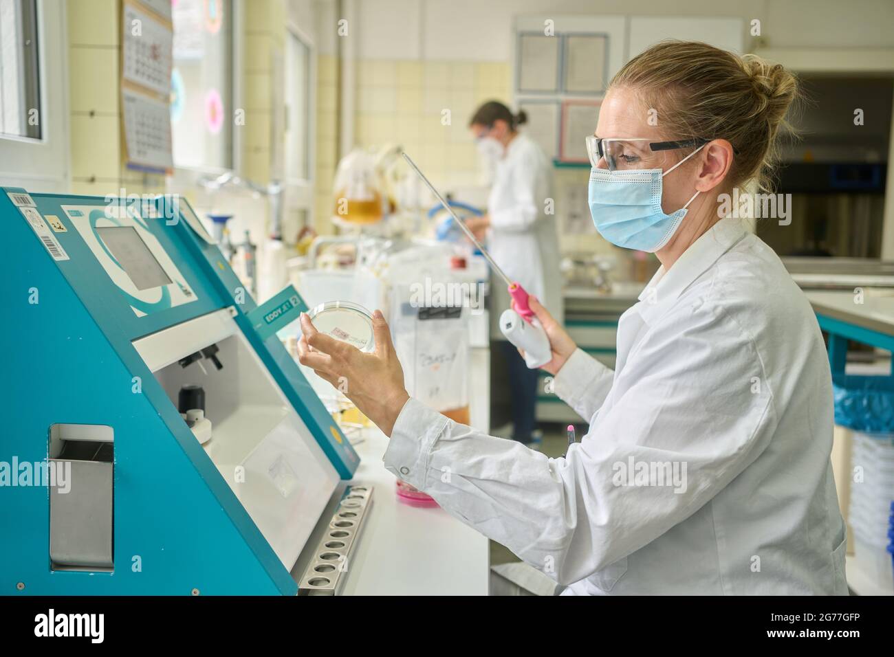 Sample carrier hi-res stock photography and images - Alamy