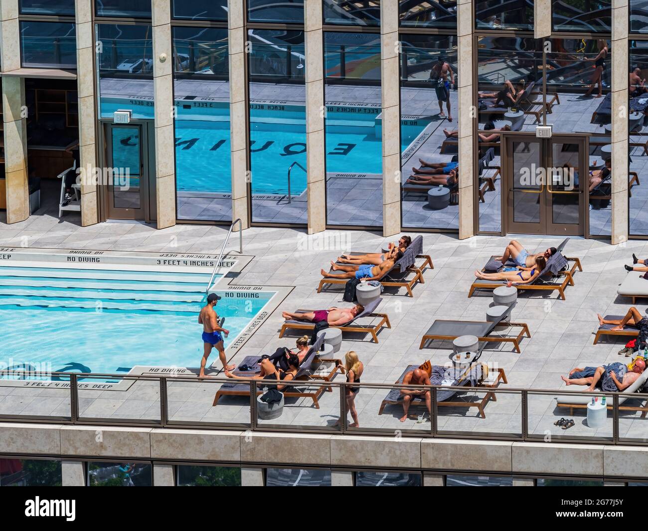 Swimming pool new york city hi-res stock photography and images - Alamy