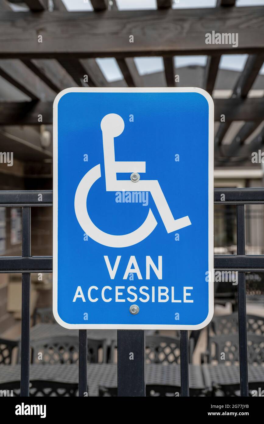Portrait of a handicapped parking accessibility signage Stock Photo - Alamy