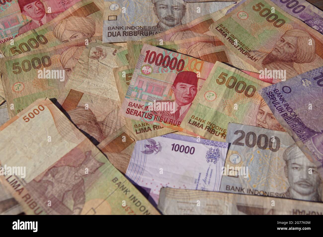 Closeup shot of Dirham bills on a wooden surface Stock Photo - Alamy
