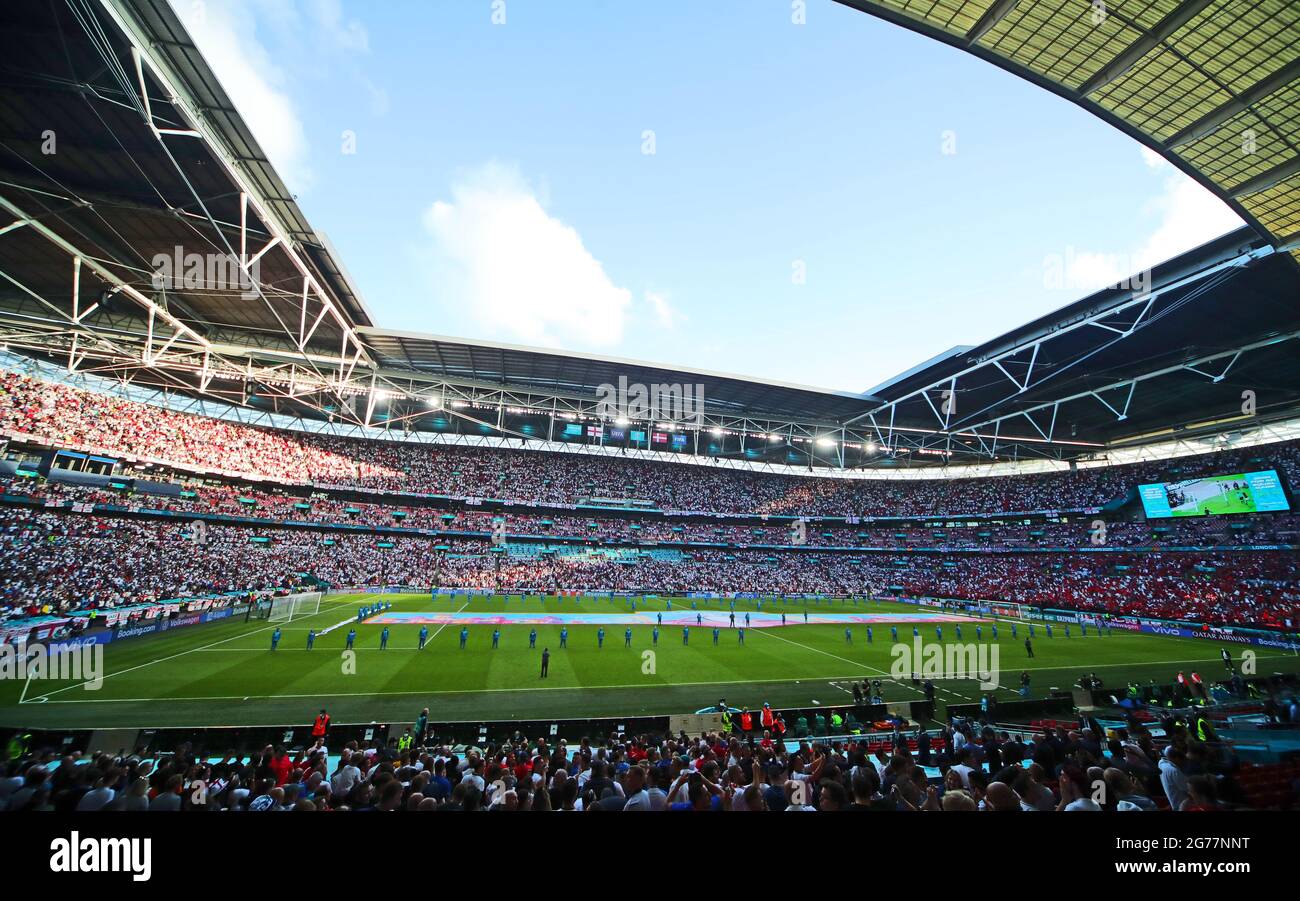Wembley stadium crowd hi-res stock photography and images - Alamy