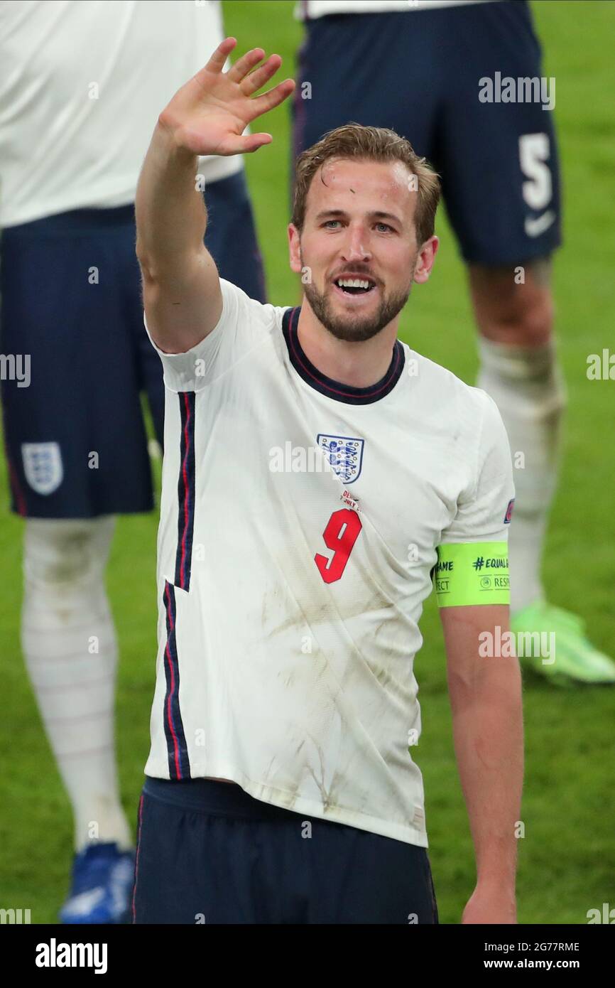 Harry kane celebrating for england hi-res stock photography and images ...
