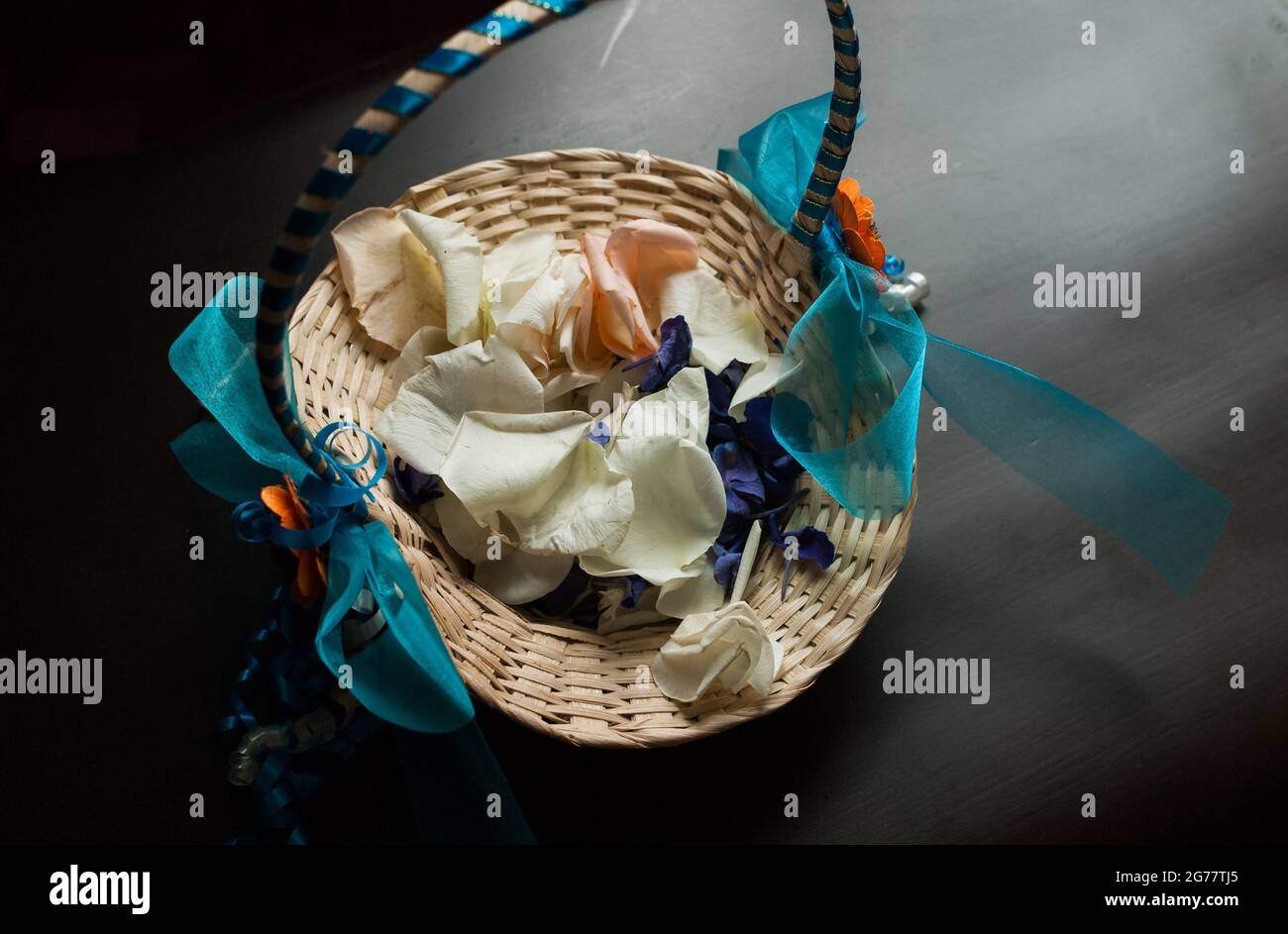 Empty flower basket hi-res stock photography and images - Alamy