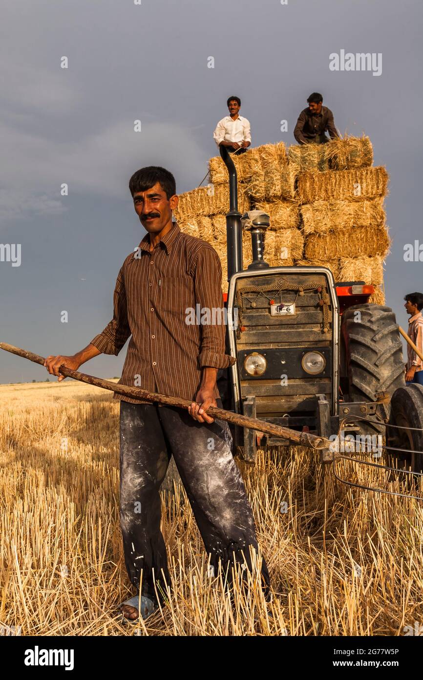 Farmers and straw hi-res stock photography and images - Alamy