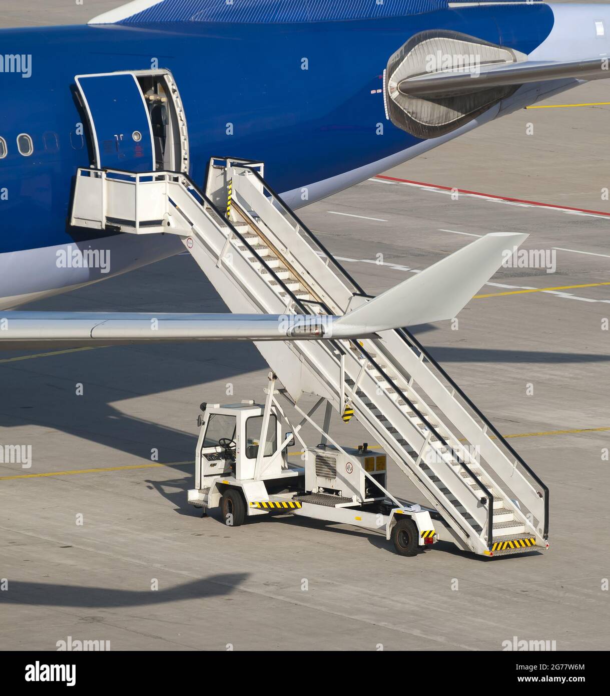 Photo of aircraft ramp at the Frankfurt airport Stock Photo - Alamy