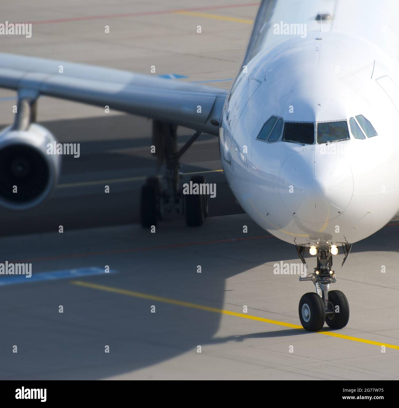 Close-up photo of airplane preparing for take-off Stock Photo - Alamy