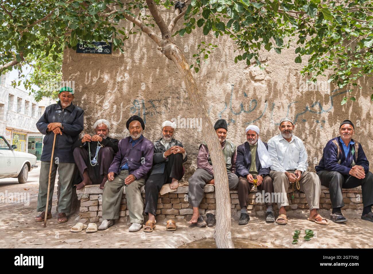 Man sitting under shade tree hi-res stock photography and images - Alamy