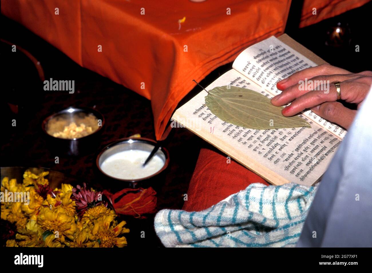 Sanskrit hindu scriptures hi-res stock photography and images - Alamy