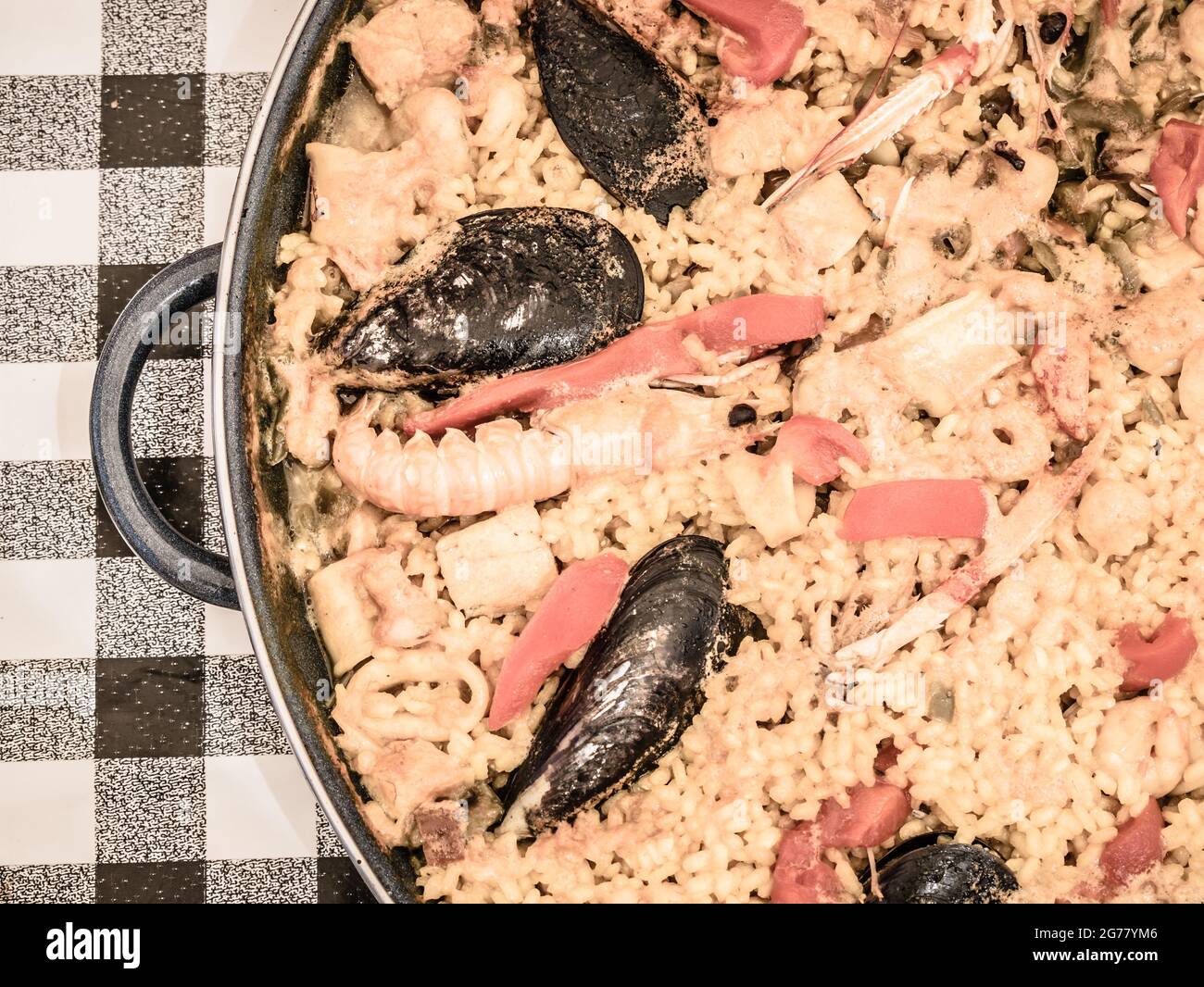 Big wok hi-res stock photography and images - Alamy
