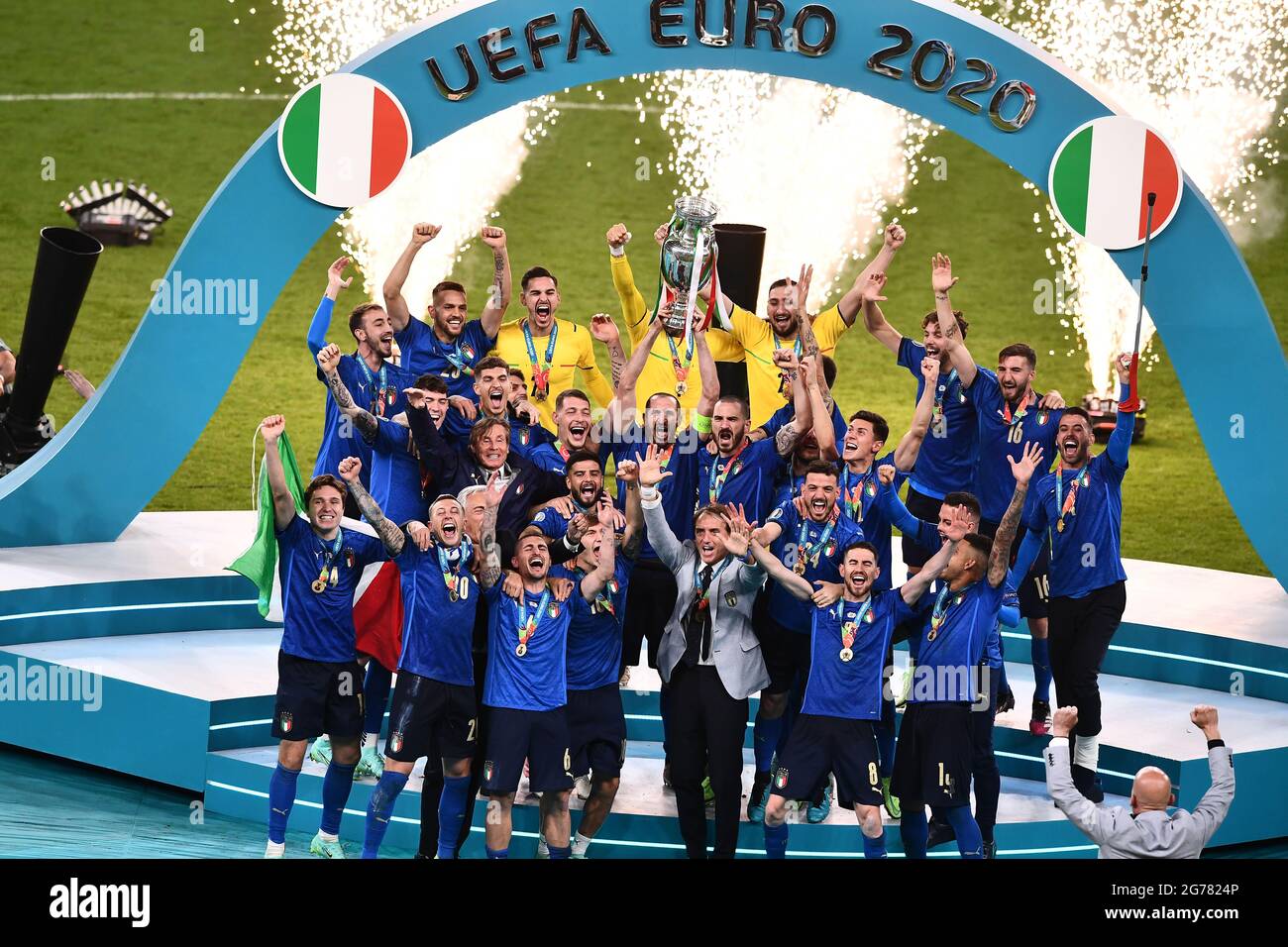 Wembley, London, UK. 11th July, 2021. Final group with a Cup (Italy ...