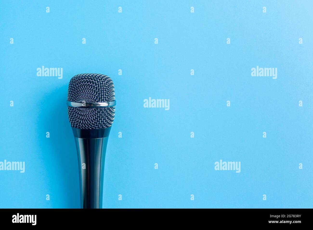 micro close up top view sing vocal Stock Photo - Alamy