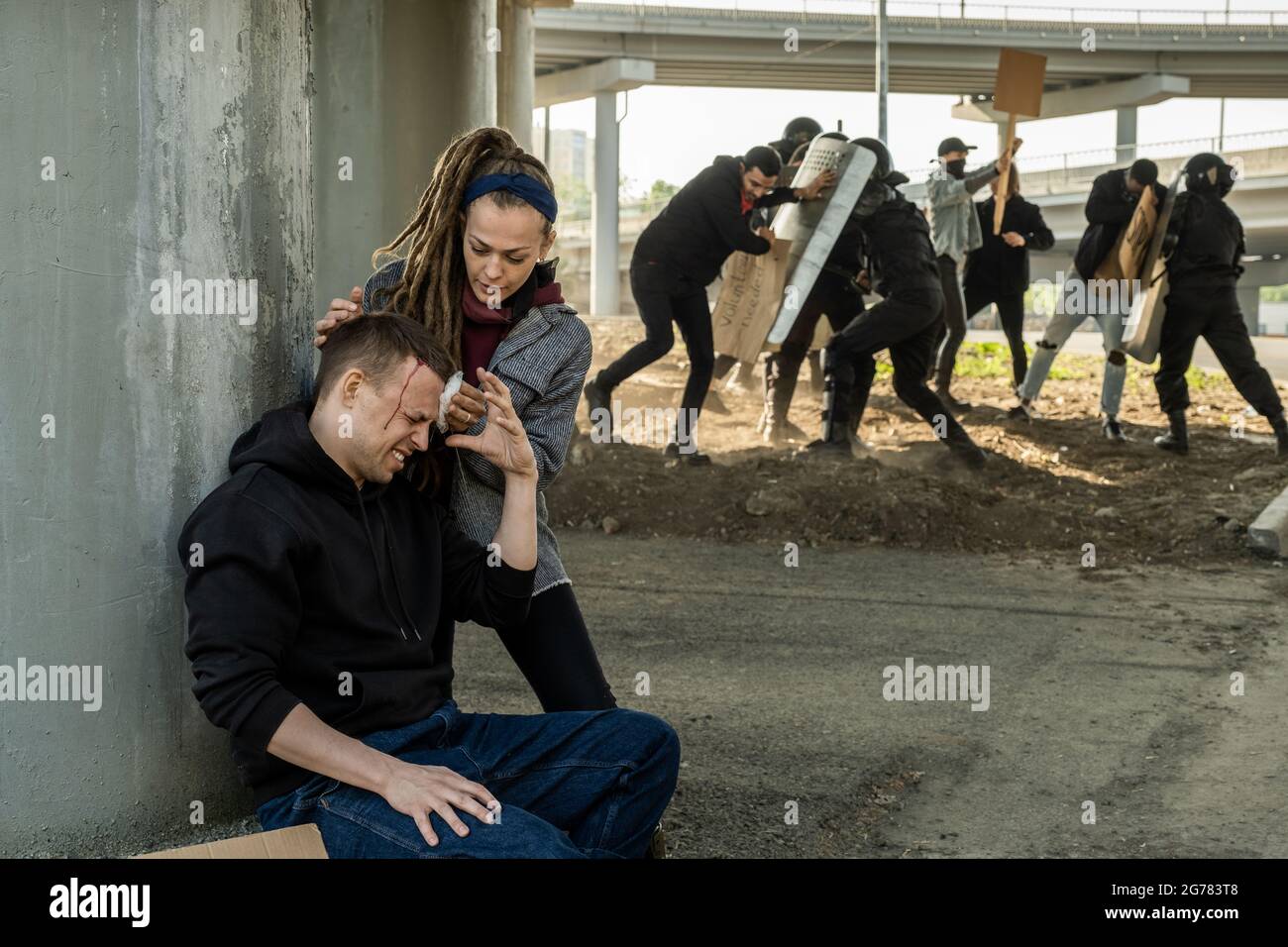 Police talking to girl hi-res stock photography and images - Alamy