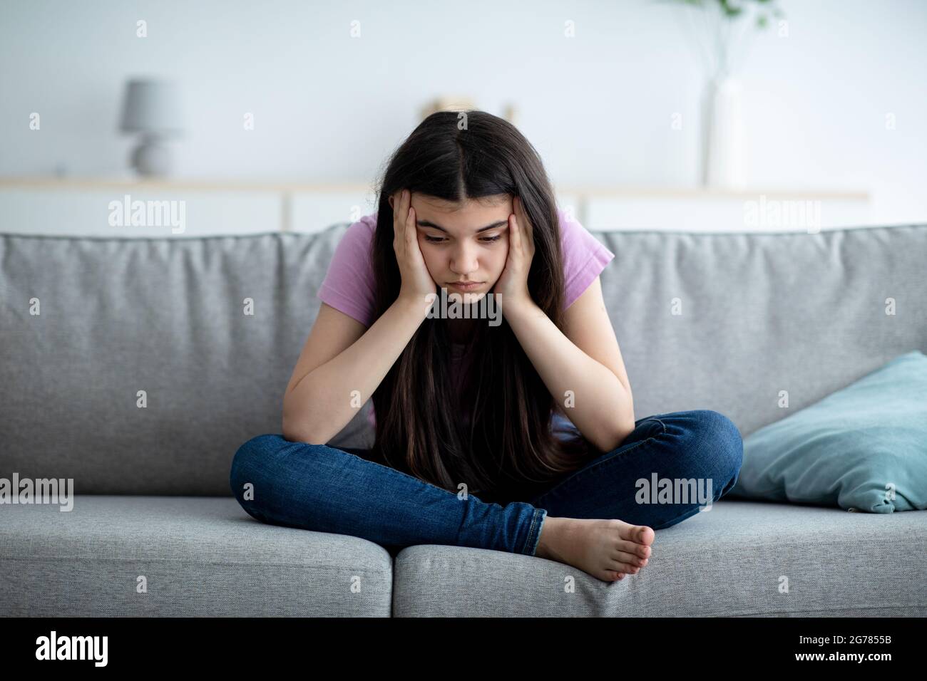 Full length lonely teen hi-res stock photography and images - Alamy