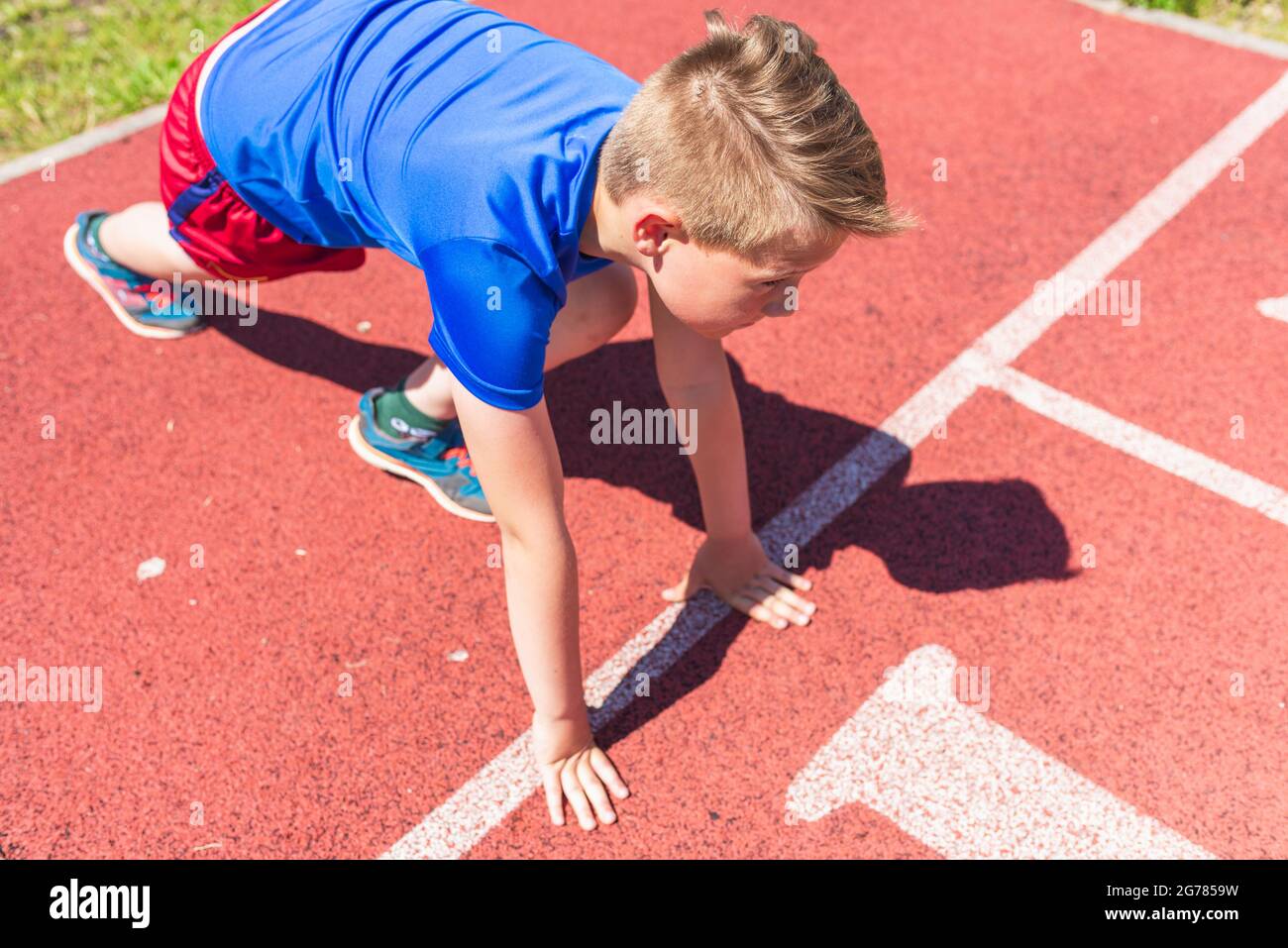 Young child in run start position hi-res stock photography and images ...