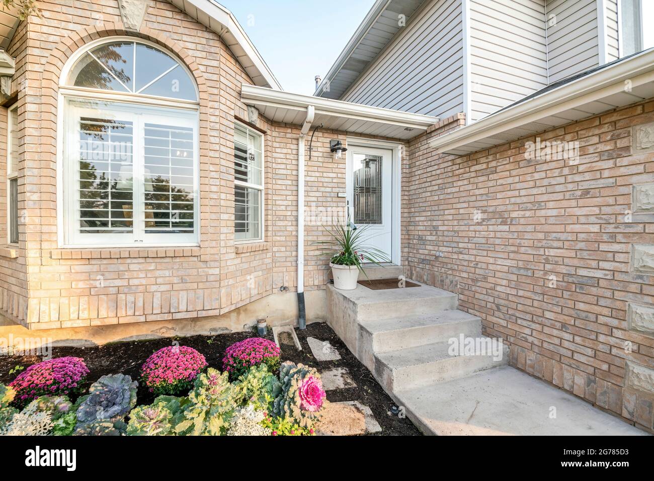 Two storey bay window hi-res stock photography and images - Alamy