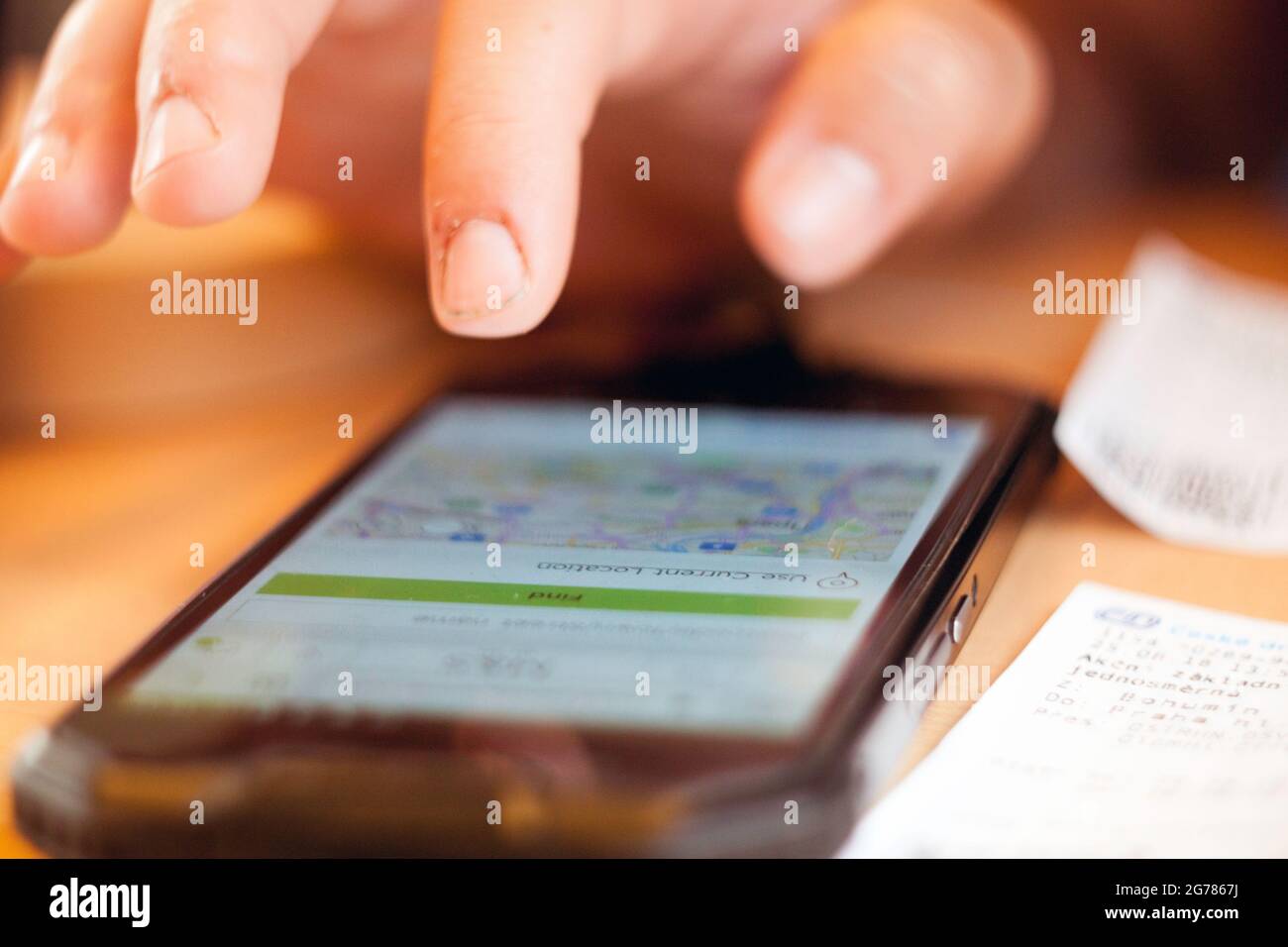 Finger search button on screen hi-res stock photography and images - Alamy