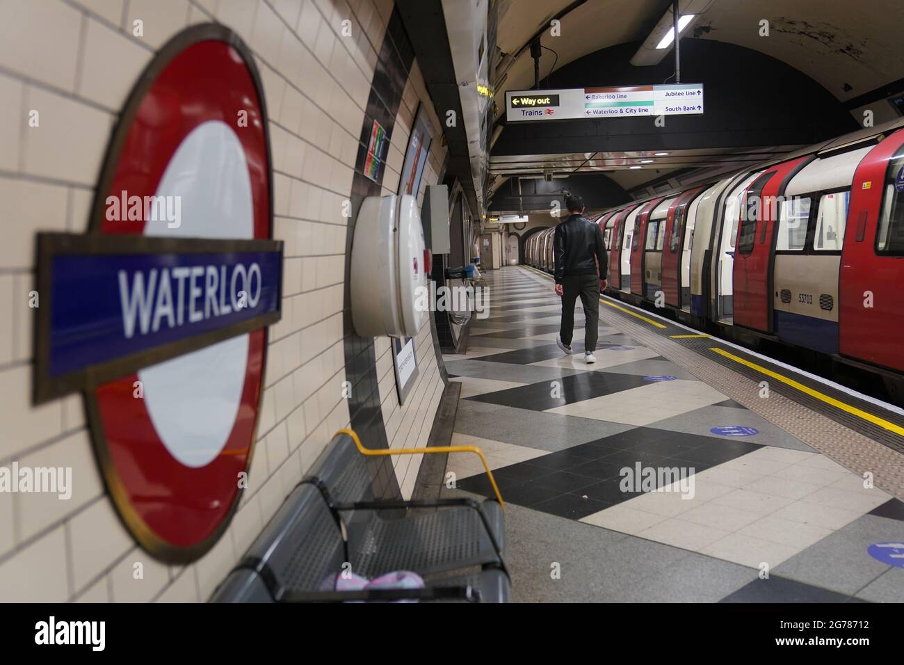 A Northern line platform at Waterloo London Underground station in ...