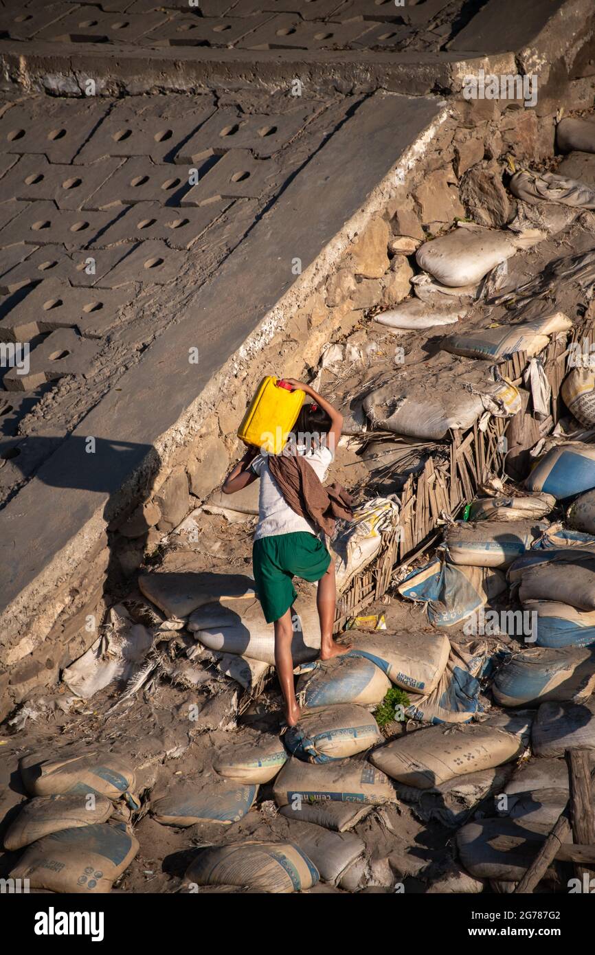 Water collecting children hi-res stock photography and images - Alamy