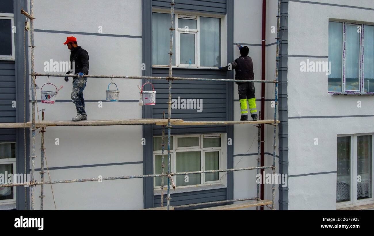 Men work painting exterior hi-res stock photography and images - Alamy