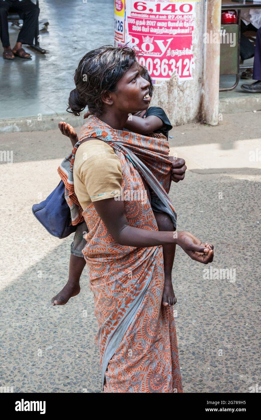 Woman begging india hi-res stock photography and images - Alamy