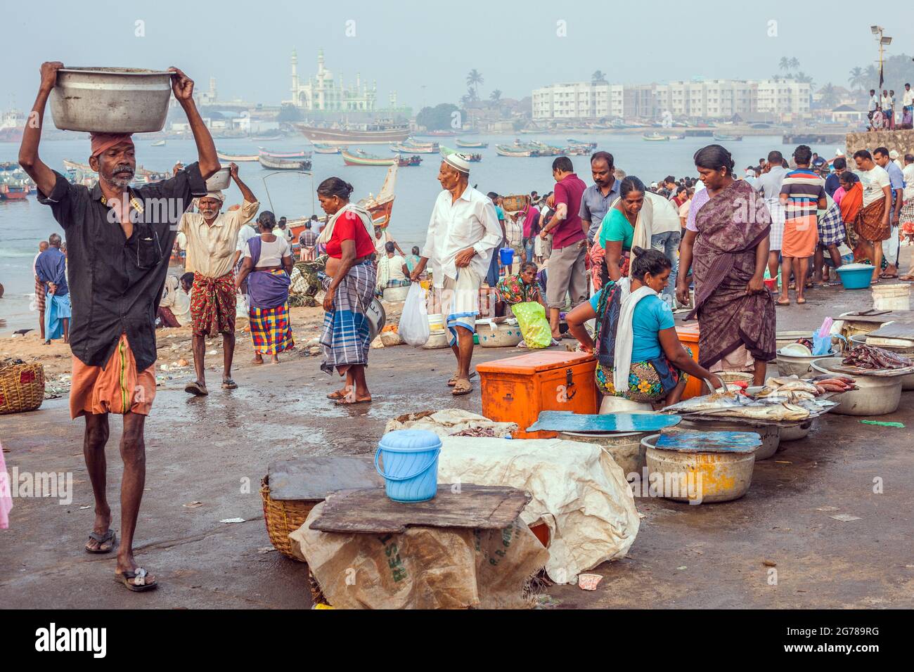 Female porter india hi-res stock photography and images - Alamy