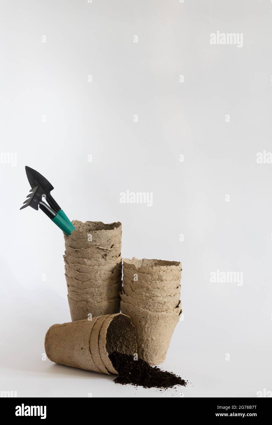 Seeds paper pots hi-res stock photography and images - Alamy
