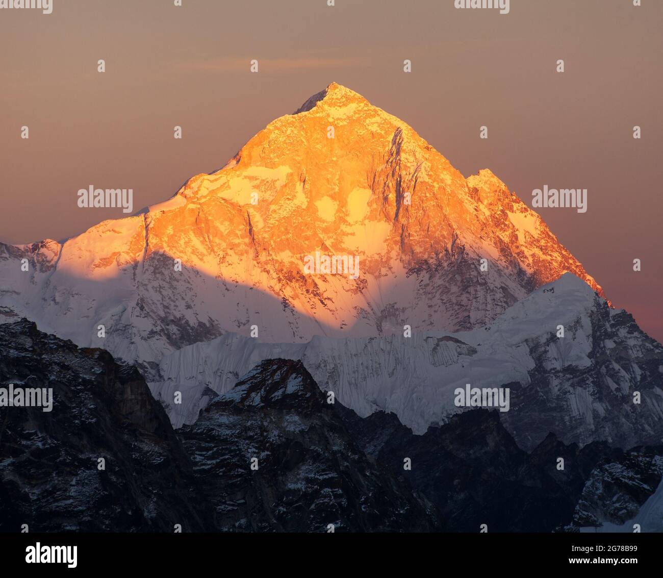 Evening view of mount Makalu from mount Gokyo ri, Nepal Himalayas ...