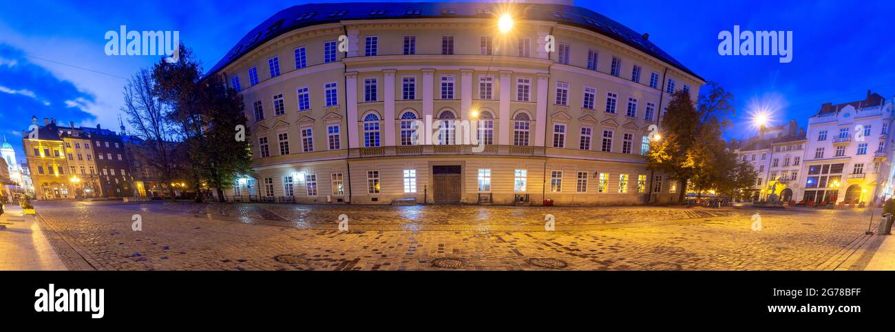 Panorama of the medieval town hall square of the Old Town at night ...