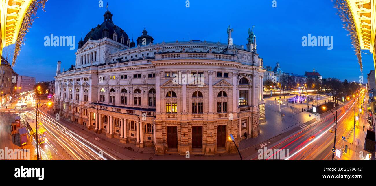 Night panorama square theater hi-res stock photography and images - Alamy