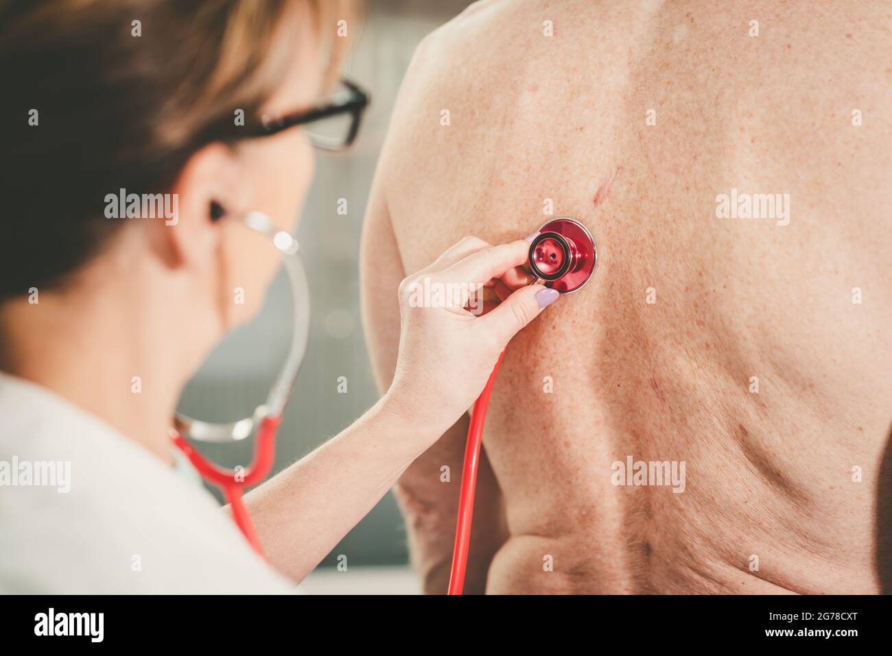 Female doctor using stethoscope to exam patient Stock Photo - Alamy