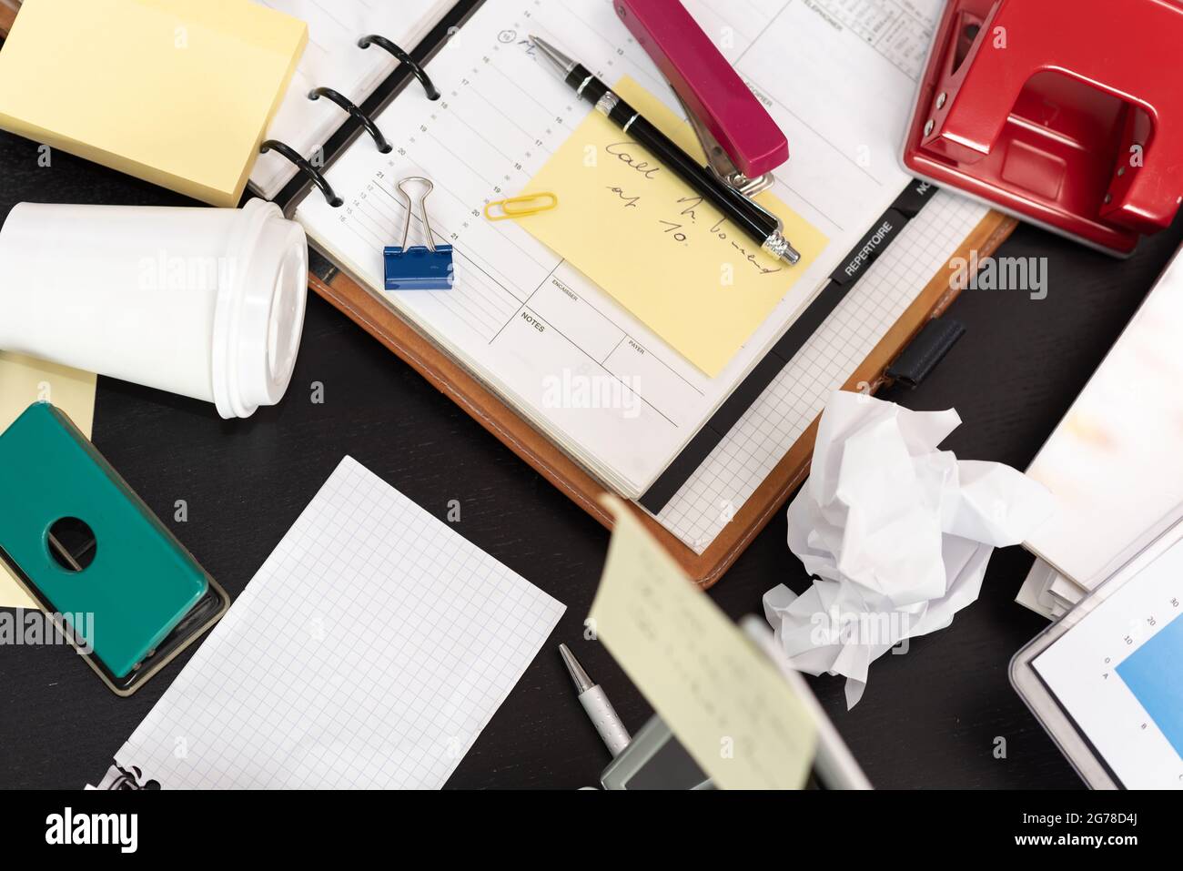 Desk unorganized mess paper hi-res stock photography and images - Alamy