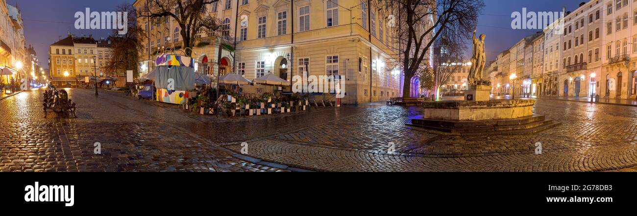 Panorama of the medieval town hall square of the Old Town at night ...