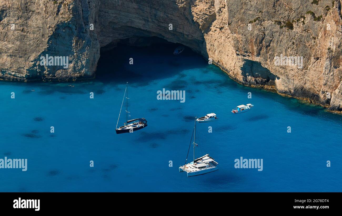 Boats bay zakynthos island hi-res stock photography and images - Alamy
