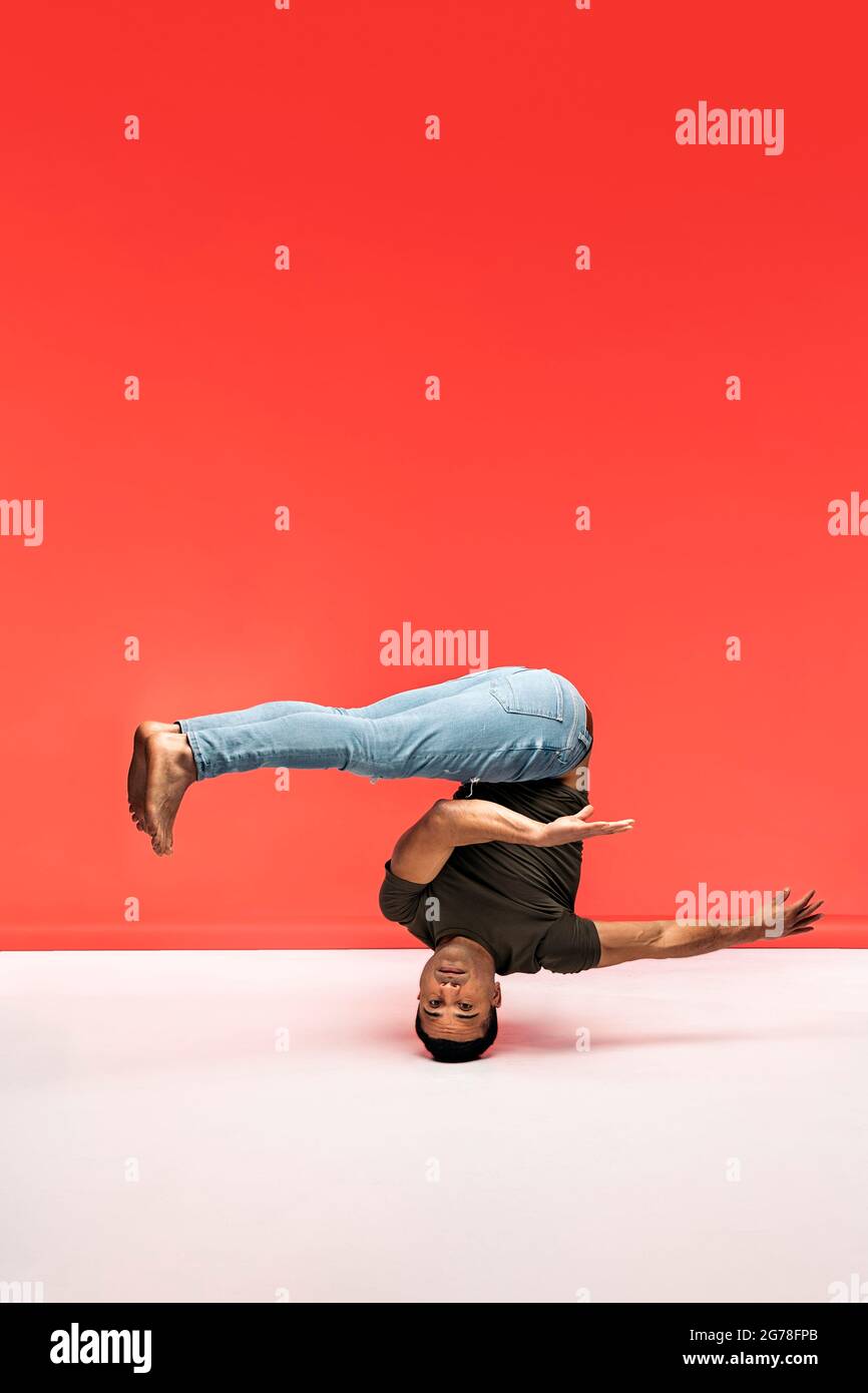 Modern dance barefoot hi-res stock photography and images - Alamy