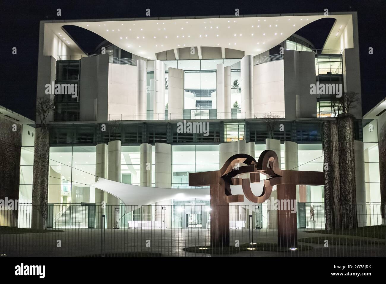 German federal chancellery in berlin hi-res stock photography and ...