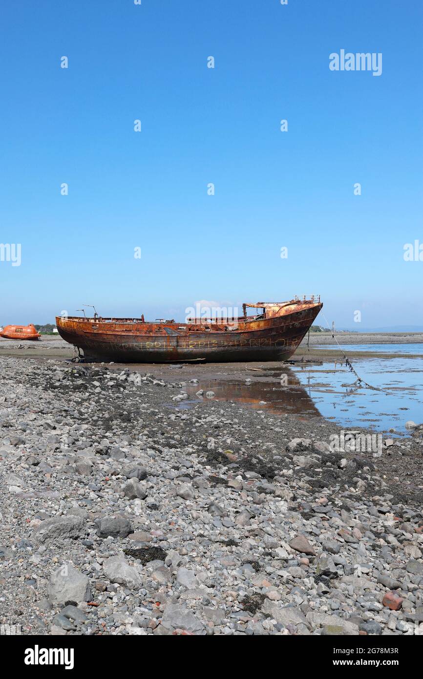 Rusting boat hi-res stock photography and images - Alamy