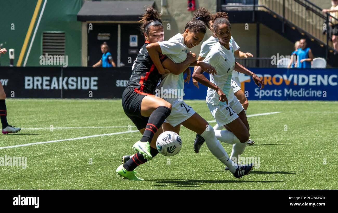 Thorns forward Sophia Smith and Gotham defender Estelle Johnson wrestle ...