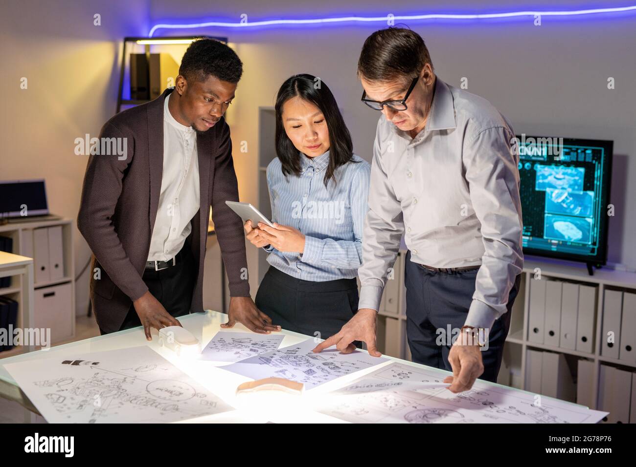 Engineers discussing office hi-res stock photography and images - Alamy