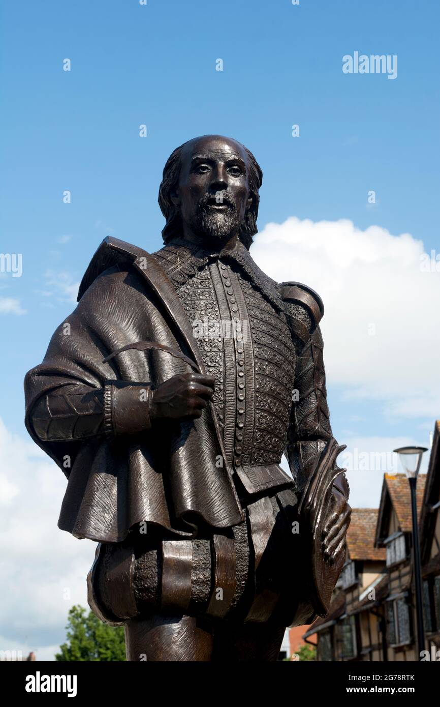 William Shakespeare statue, Henley Street, Stratford-upon-Avon ...