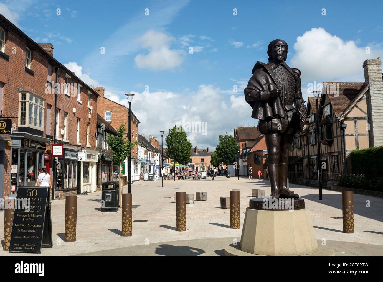 William Shakespeare statue, Henley Street, Stratford-upon-Avon ... William Shakespeare statue, Henley Street, Stratford-upon-Avon ...